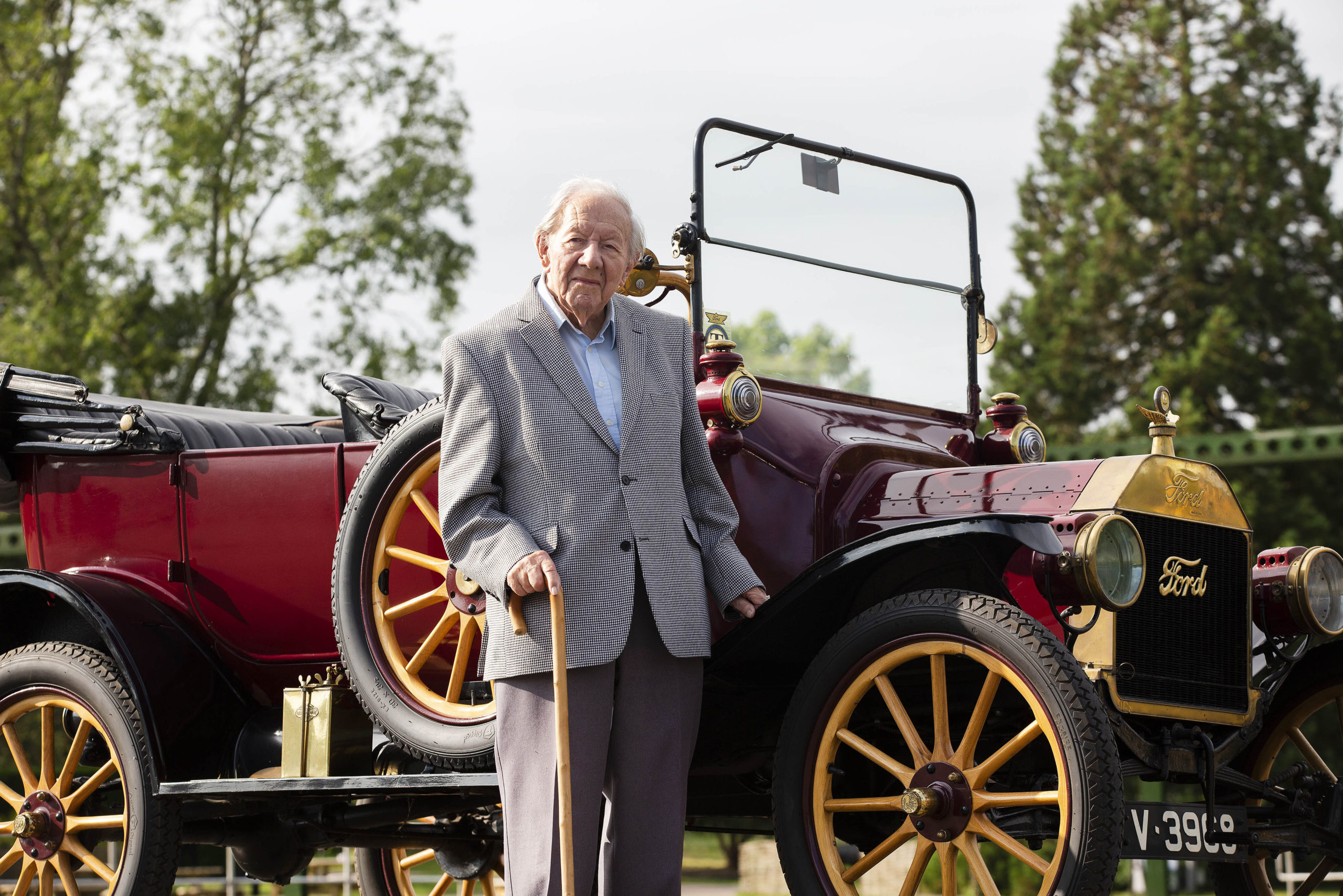 A 101-year-old man learned to drive in Ford Model T, test drives a ...
